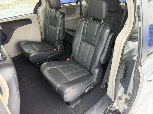 Grey Lancia Voyager 2012 in Jelgava, with an engine capacity of 2.80 L and mileage of 228 thousand km for 7700 €, photo 9 on AUTOMOTO.COM.LV