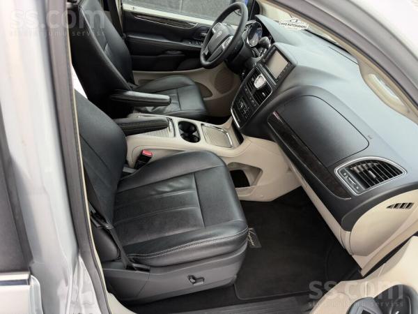 Grey Lancia Voyager 2012 in Jelgava, with an engine capacity of 2.80 L and mileage of 228 thousand km for 7700 €, photo 10 on AUTOMOTO.COM.LV