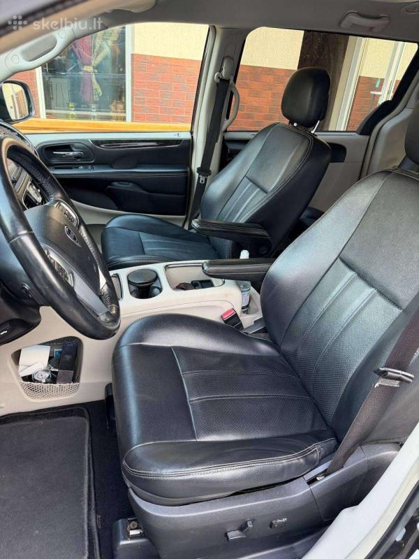Pelēks Lancia Voyager 2012 Mažeikiai, ar dzinēja tilpumu 2.80 L un nobraukumu 238 tūkst. km par 10500 €, foto 3 vietnē AUTOMOTO.COM.LV