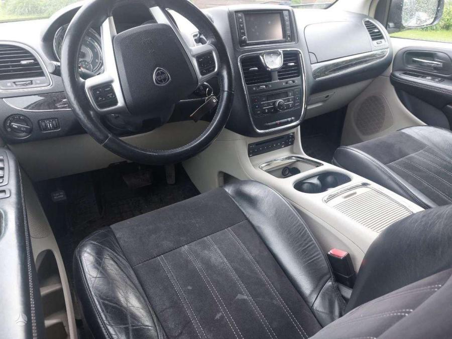 Grey Lancia Voyager 2012 in Vilnius, with an engine capacity of 2.80 L and mileage of 165 thousand km for 5550 €, photo 7 on AUTOMOTO.COM.LV