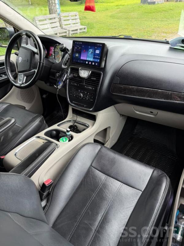 Grey Lancia Voyager 2012 in Cesis, with an engine capacity of 2.80 L and mileage of 253 thousand km for 9250 €, photo 5 on AUTOMOTO.COM.LV