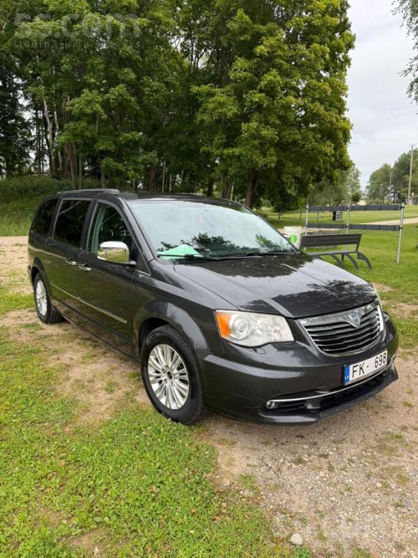 Grey Lancia Voyager 2012 in Cesis, with an engine capacity of 2.80 L and mileage of 253 thousand km for 9250 €, photo 8 on AUTOMOTO.COM.LV