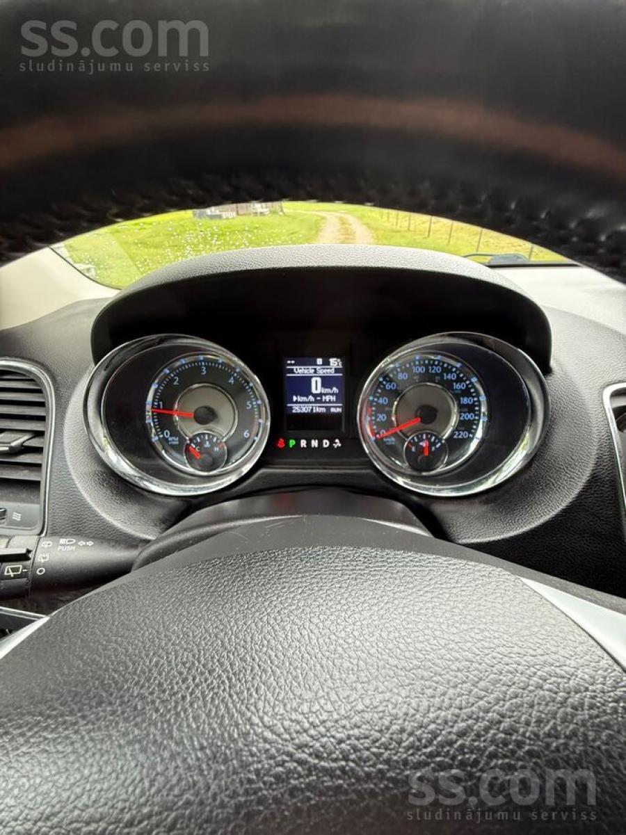 Grey Lancia Voyager 2012 in Cesis, with an engine capacity of 2.80 L and mileage of 253 thousand km for 9250 €, photo 3 on AUTOMOTO.COM.LV