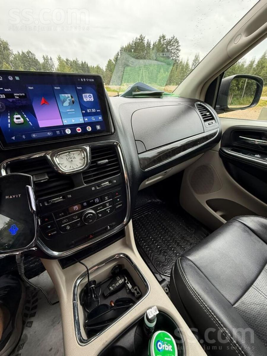 Grey Lancia Voyager 2012 in Cesis, with an engine capacity of 2.80 L and mileage of 253 thousand km for 9250 €, photo 4 on AUTOMOTO.COM.LV