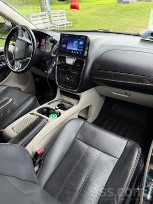 Grey Lancia Voyager 2012 in Cesis, with an engine capacity of 2.80 L and mileage of 253 thousand km for 9250 €, photo 6 on AUTOMOTO.COM.LV