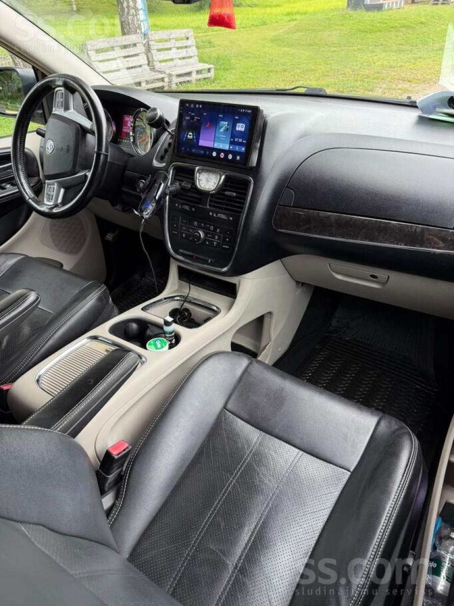 Grey Lancia Voyager 2012 in Cesis, with an engine capacity of 2.80 L and mileage of 253 thousand km for 9250 €, photo 6 on AUTOMOTO.COM.LV