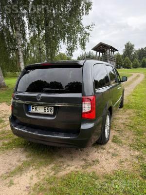 Grey Lancia Voyager 2012 in Cesis, with an engine capacity of 2.80 L and mileage of 253 thousand km for 9250 €, photo 8 on AUTOMOTO.COM.LV