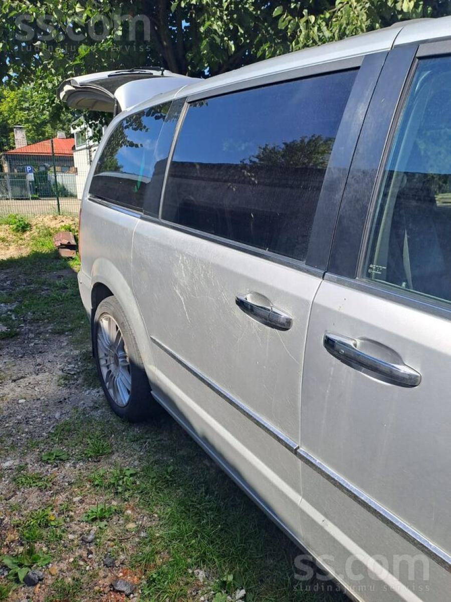 Grey Lancia Voyager 2012 in Riga, with an engine capacity of 2.80 L and mileage of 283 thousand km for 4150 €, photo 3 on AUTOMOTO.COM.LV