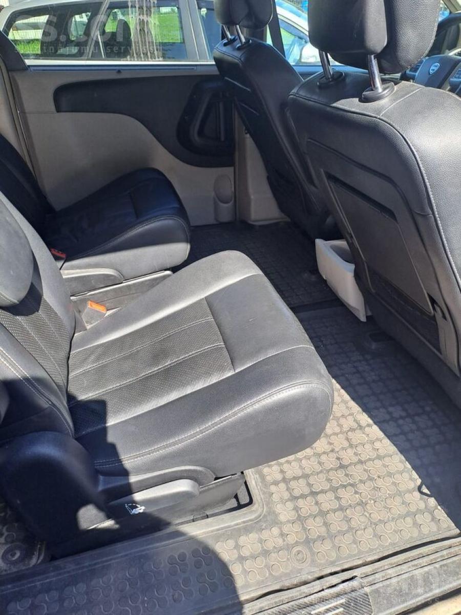 Grey Lancia Voyager 2012 in Riga, with an engine capacity of 2.80 L and mileage of 283 thousand km for 4150 €, photo 4 on AUTOMOTO.COM.LV