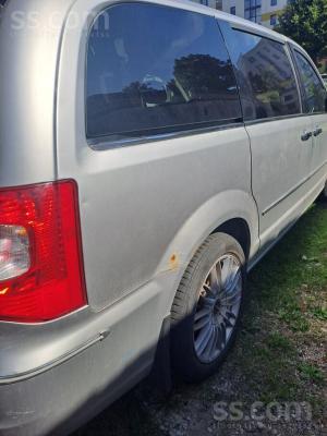 Grey Lancia Voyager 2012 in Riga, with an engine capacity of 2.80 L and mileage of 283 thousand km for 4150 €, photo 5 on AUTOMOTO.COM.LV