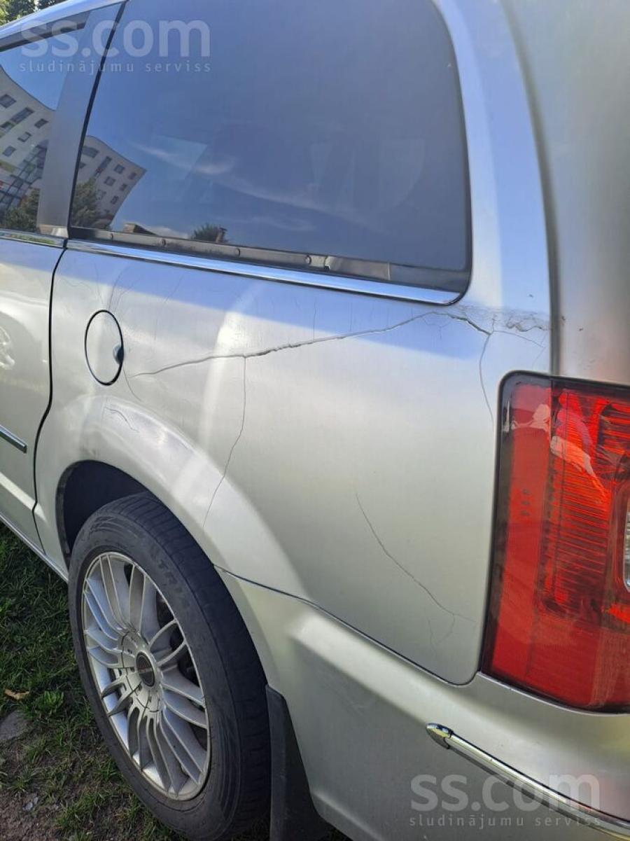 Grey Lancia Voyager 2012 in Riga, with an engine capacity of 2.80 L and mileage of 283 thousand km for 4150 €, photo 7 on AUTOMOTO.COM.LV
