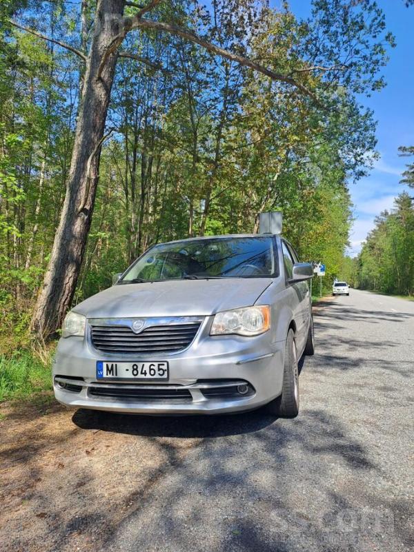 Pelēks Lancia Voyager 2012 Rīga, ar dzinēja tilpumu 2.80 L un nobraukumu 283 tūkst. km par 4150 €, foto 8 vietnē AUTOMOTO.COM.LV