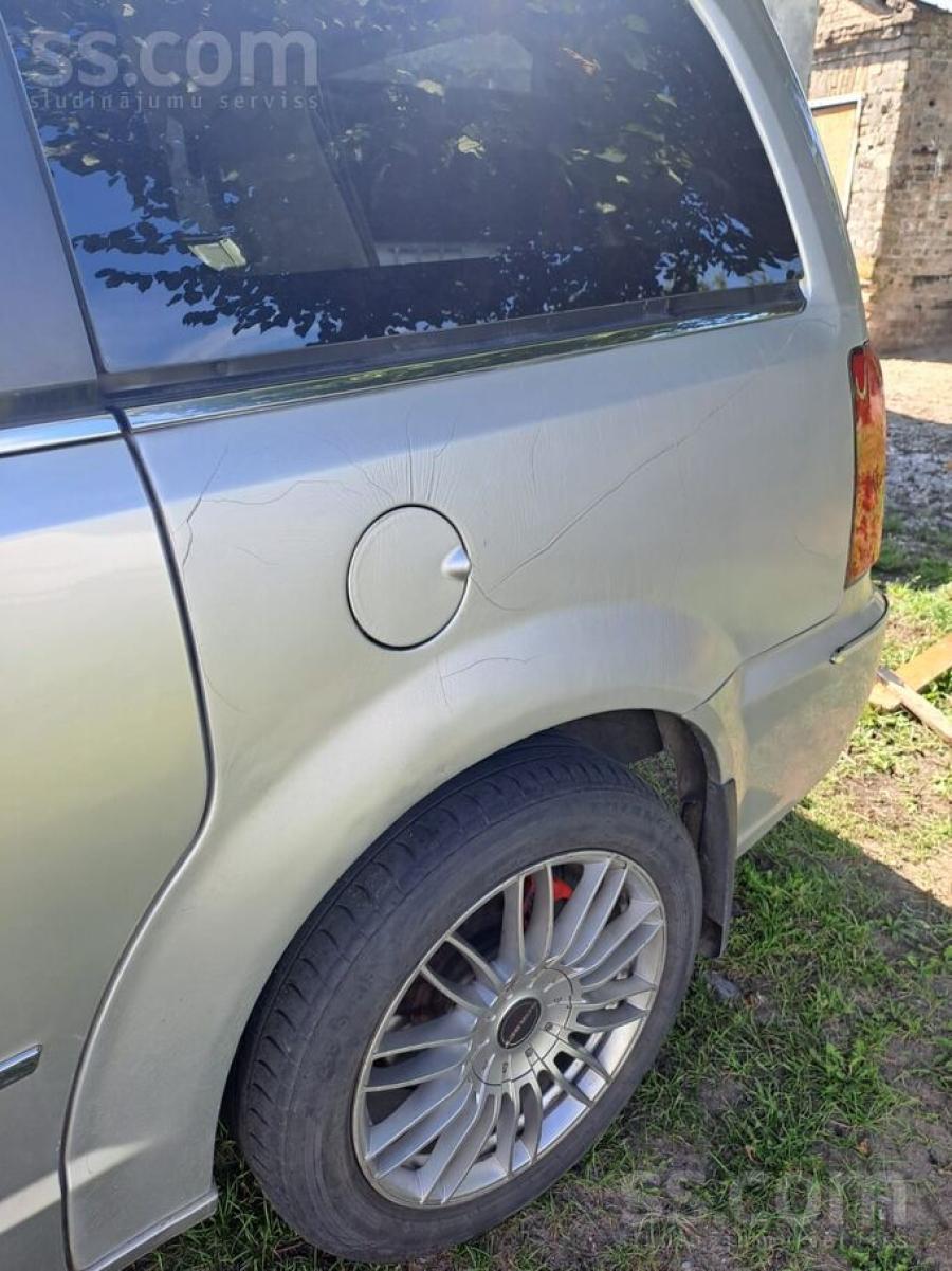 Grey Lancia Voyager 2012 in Riga, with an engine capacity of 2.80 L and mileage of 283 thousand km for 4150 €, photo 10 on AUTOMOTO.COM.LV