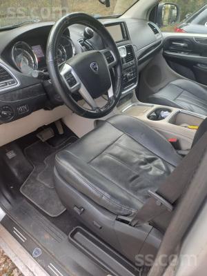Grey Lancia Voyager 2012 in Riga, with an engine capacity of 2.80 L and mileage of 283 thousand km for 4150 €, photo 12 on AUTOMOTO.COM.LV