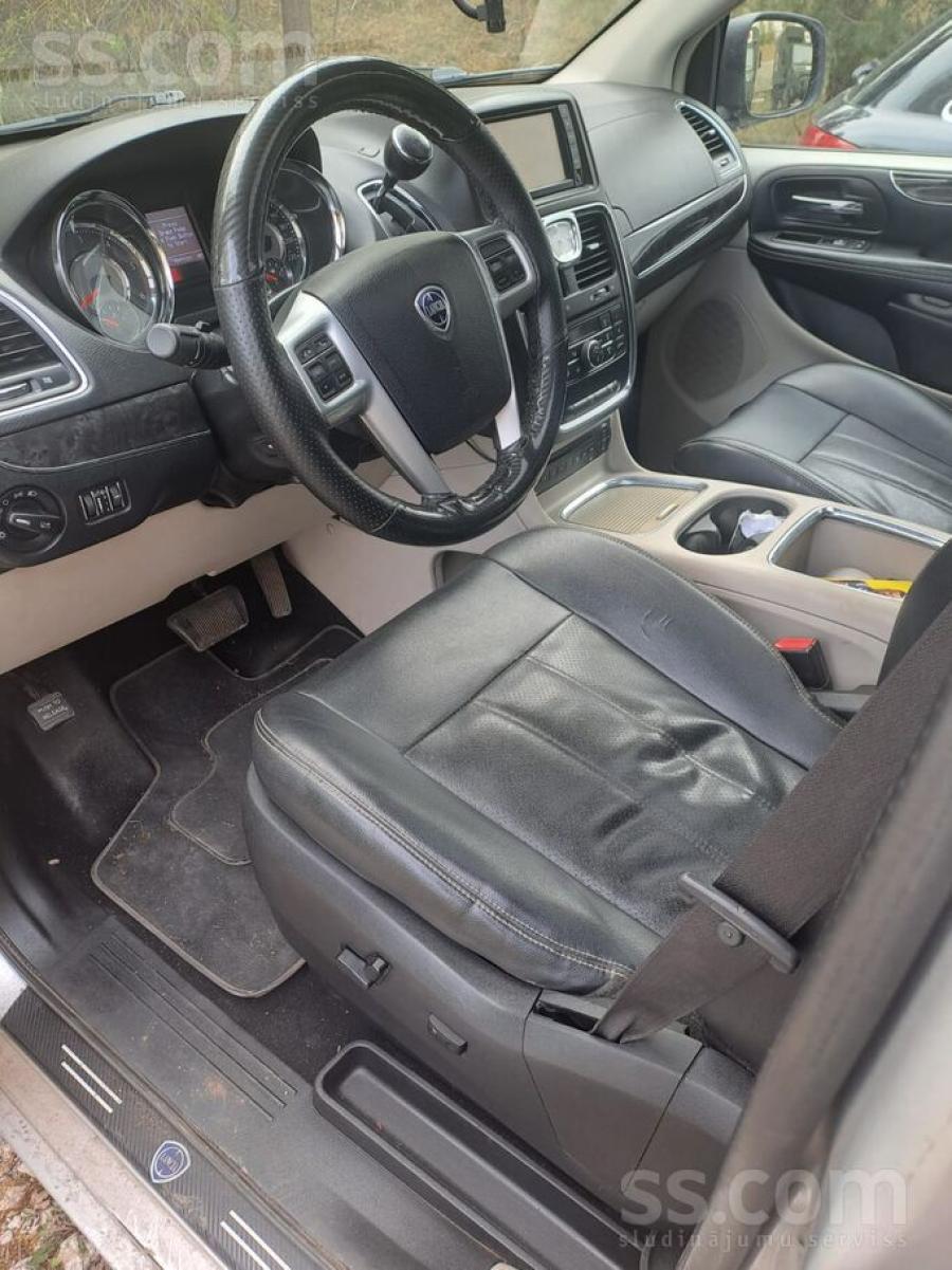 Grey Lancia Voyager 2012 in Riga, with an engine capacity of 2.80 L and mileage of 283 thousand km for 4150 €, photo 12 on AUTOMOTO.COM.LV