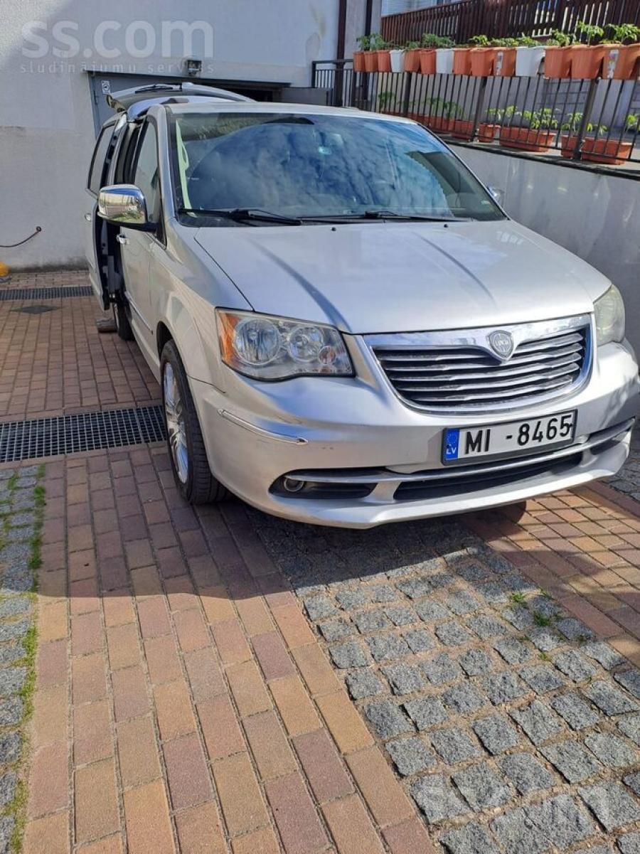 Grey Lancia Voyager 2012 in Riga, with an engine capacity of 2.80 L and mileage of 283 thousand km for 4150 €, photo 16 on AUTOMOTO.COM.LV