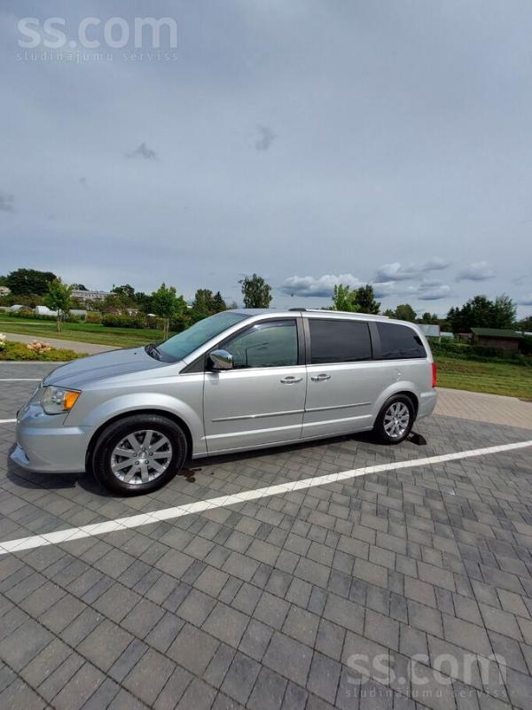 Pelēks Lancia Voyager 2012 Rīga, ar dzinēja tilpumu 2.80 L un nobraukumu 322 tūkst. km par 7200 €, foto 4 vietnē AUTOMOTO.COM.LV