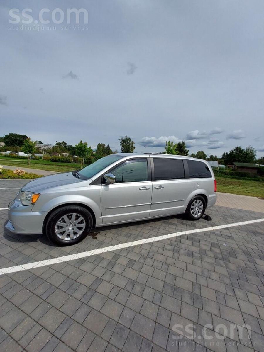 Grey Lancia Voyager 2012 in Riga, with an engine capacity of 2.80 L and mileage of 322 thousand km for 7200 €, photo 5 on AUTOMOTO.COM.LV