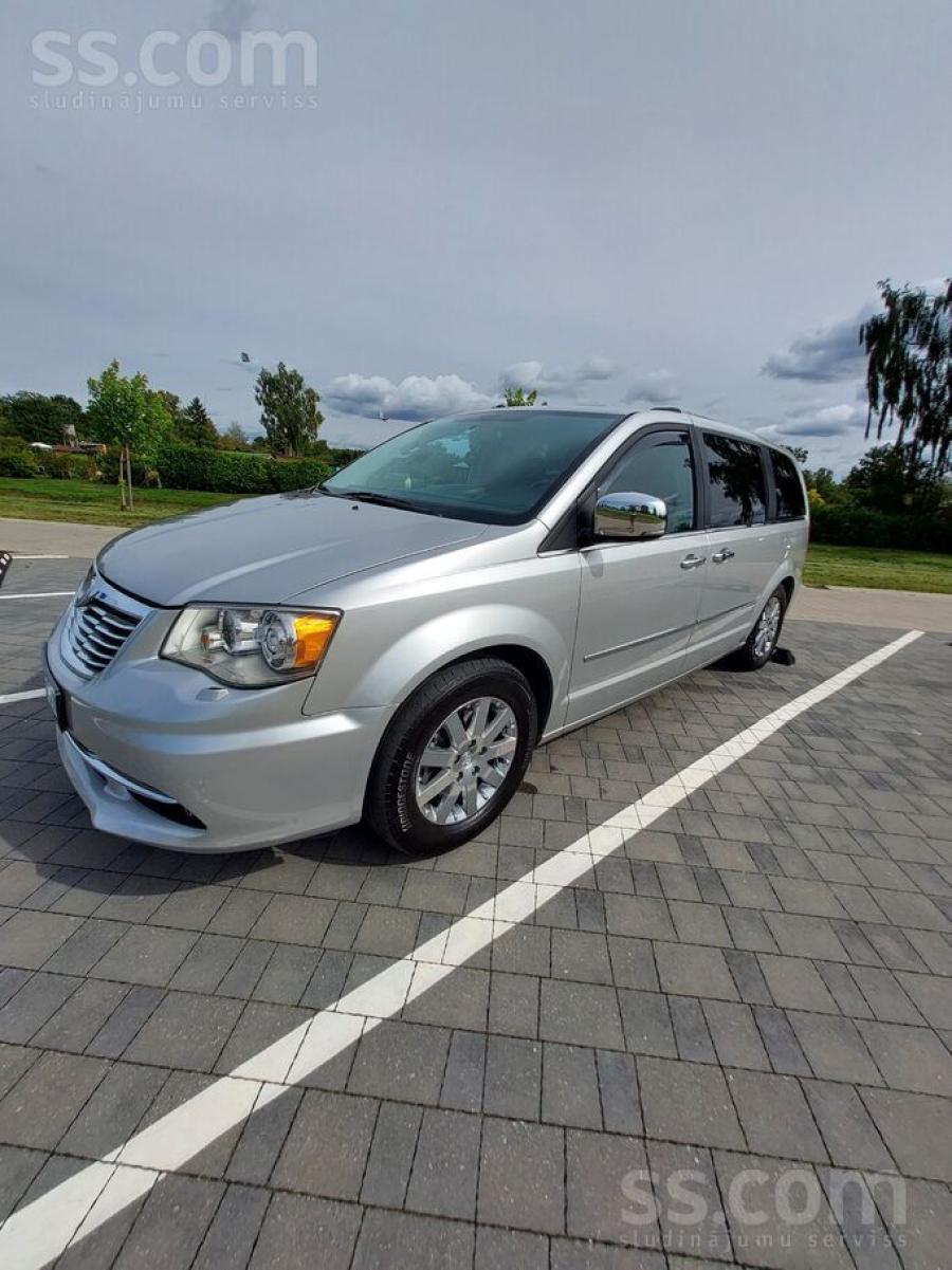 Grey Lancia Voyager 2012 in Riga, with an engine capacity of 2.80 L and mileage of 322 thousand km for 7200 €, photo 6 on AUTOMOTO.COM.LV