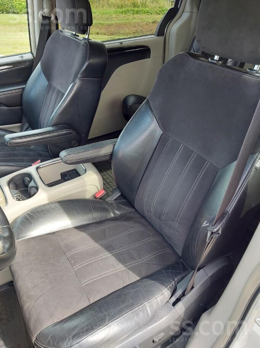 Grey Lancia Voyager 2012 in Riga, with an engine capacity of 2.80 L and mileage of 322 thousand km for 7200 €, photo 9 on AUTOMOTO.COM.LV