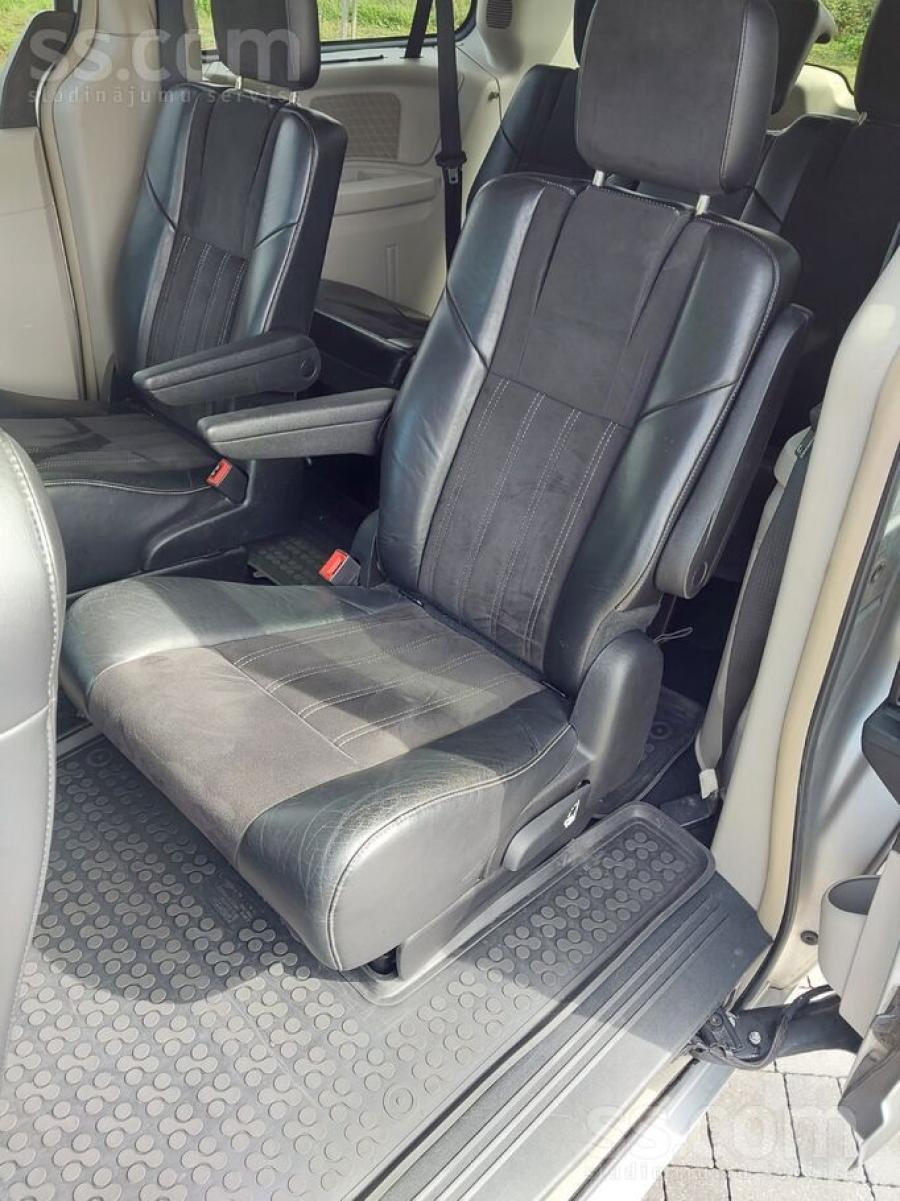 Grey Lancia Voyager 2012 in Riga, with an engine capacity of 2.80 L and mileage of 322 thousand km for 7200 €, photo 11 on AUTOMOTO.COM.LV