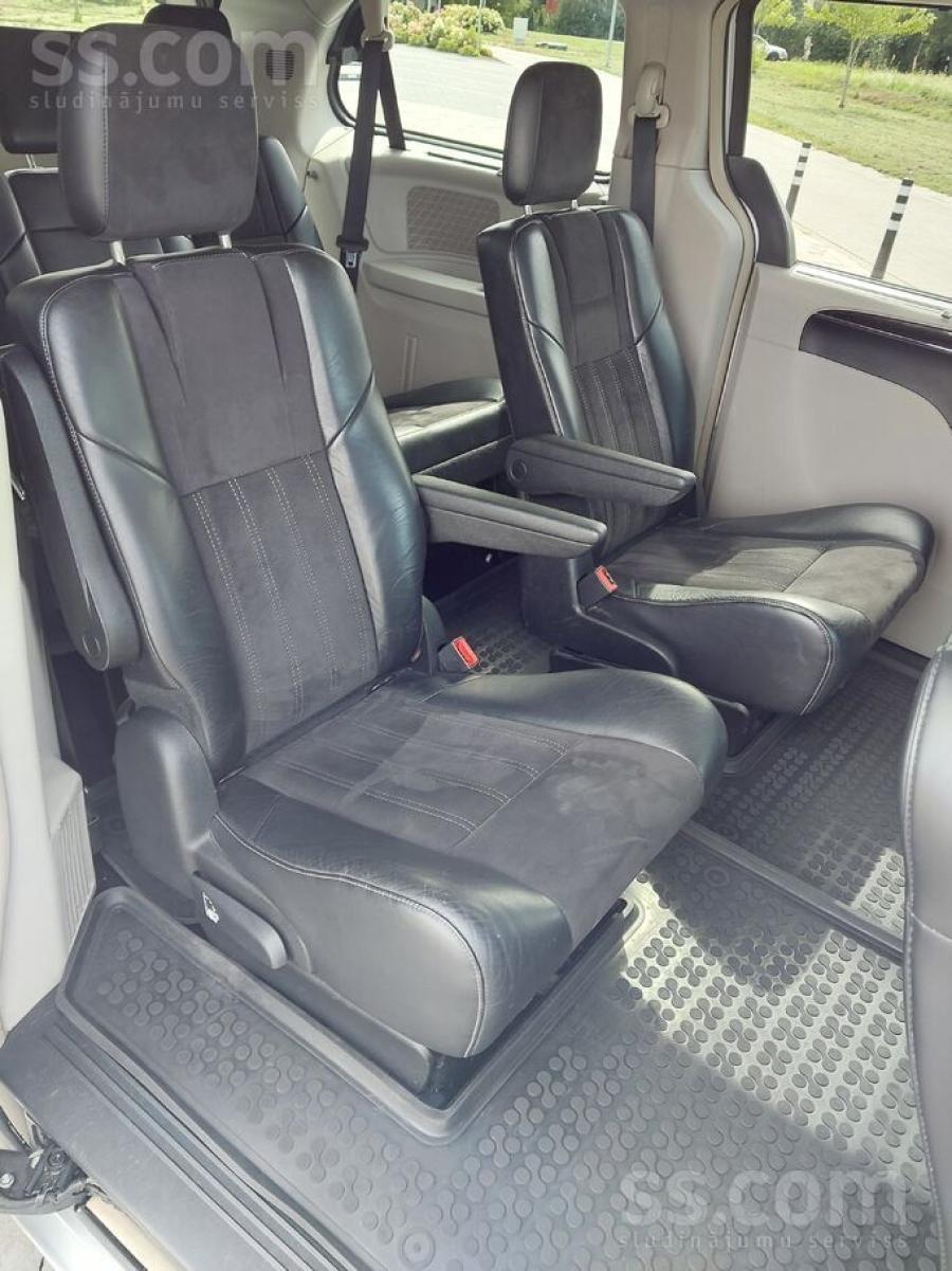 Grey Lancia Voyager 2012 in Riga, with an engine capacity of 2.80 L and mileage of 322 thousand km for 7200 €, photo 12 on AUTOMOTO.COM.LV