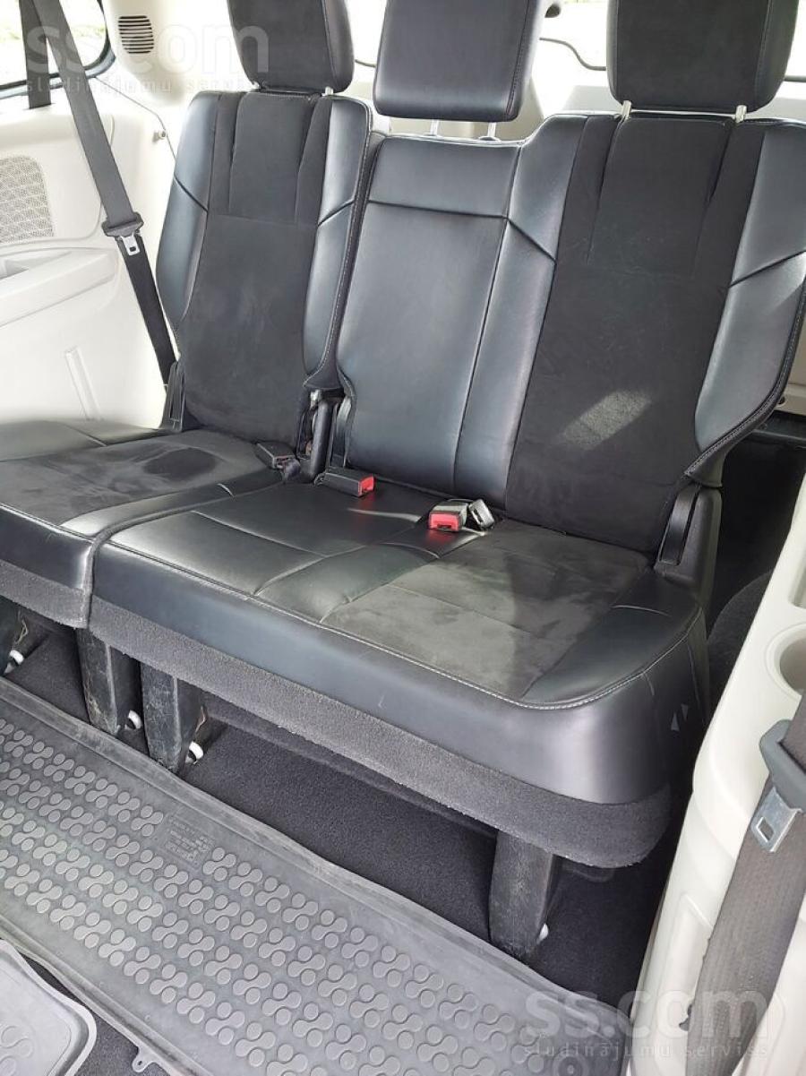 Grey Lancia Voyager 2012 in Riga, with an engine capacity of 2.80 L and mileage of 322 thousand km for 7200 €, photo 13 on AUTOMOTO.COM.LV