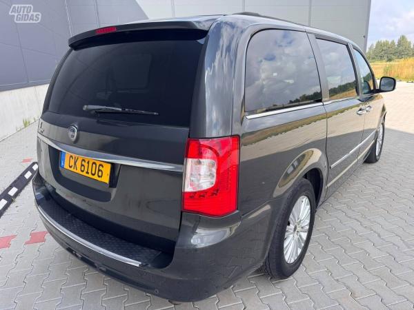 Grey Lancia Voyager 2012 in Siauliai, with an engine capacity of 2.80 L and mileage of 240 thousand km for 3500 €, photo 5 on AUTOMOTO.COM.LV