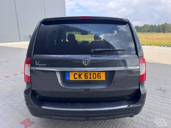 Grey Lancia Voyager 2012 in Siauliai, with an engine capacity of 2.80 L and mileage of 240 thousand km for 3500 €, photo 7 on AUTOMOTO.COM.LV