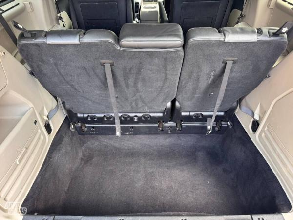 Grey Lancia Voyager 2012 in Siauliai, with an engine capacity of 2.80 L and mileage of 240 thousand km for 3500 €, photo 10 on AUTOMOTO.COM.LV