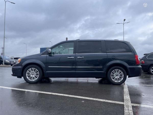Pelēks Lancia Voyager 2013 Kauņa, ar dzinēja tilpumu 2.80 L un nobraukumu 22 tūkst. km par 6990 €, foto 11 vietnē AUTOMOTO.COM.LV