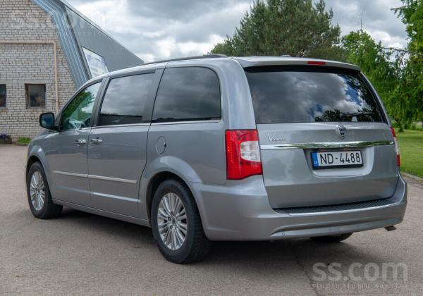 Grey Lancia Voyager 2013 in Cesis, with an engine capacity of 2.80 L and mileage of 220 thousand km for 10300 €, photo 4 on AUTOMOTO.COM.LV