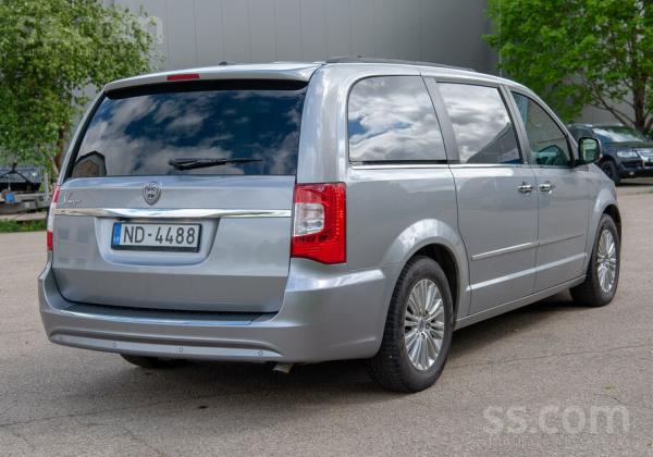 Grey Lancia Voyager 2013 in Cesis, with an engine capacity of 2.80 L and mileage of 220 thousand km for 10300 €, photo 5 on AUTOMOTO.COM.LV