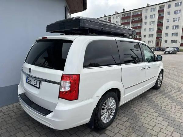 Grey Lancia Voyager 2013 in Talsi, with an engine capacity of 2.80 L and mileage of 270 thousand km for 11200 €, photo 2 on AUTOMOTO.COM.LV