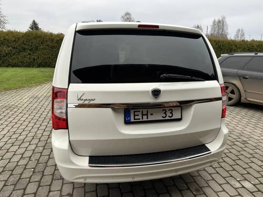 Grey Lancia Voyager 2013 in Talsi, with an engine capacity of 2.80 L and mileage of 270 thousand km for 11200 €, photo 7 on AUTOMOTO.COM.LV