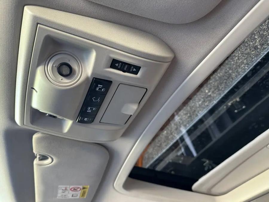 Grey Lancia Voyager 2013 in Talsi, with an engine capacity of 2.80 L and mileage of 270 thousand km for 11200 €, photo 17 on AUTOMOTO.COM.LV