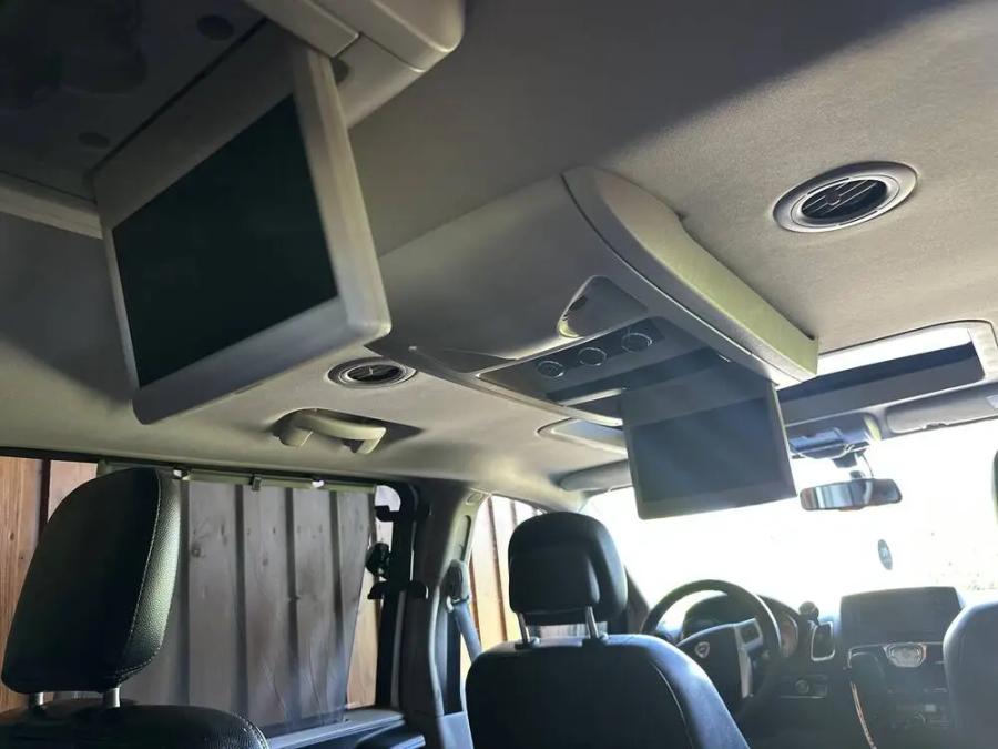 Grey Lancia Voyager 2013 in Talsi, with an engine capacity of 2.80 L and mileage of 270 thousand km for 11200 €, photo 19 on AUTOMOTO.COM.LV