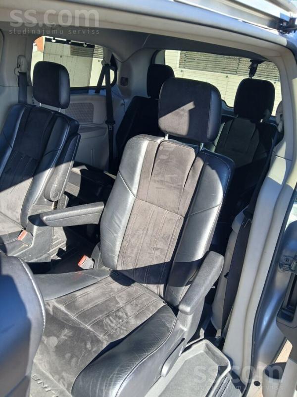 Pelēks Lancia Voyager 2013 Rīga, ar dzinēja tilpumu 2.80 L un nobraukumu 364 tūkst. km par 4600 €, foto 4 vietnē AUTOMOTO.COM.LV