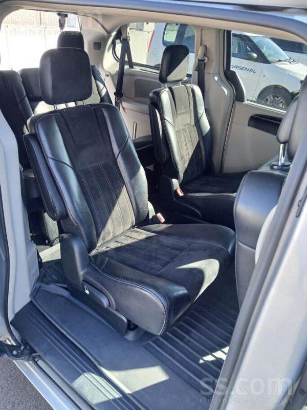 Pelēks Lancia Voyager 2013 Rīga, ar dzinēja tilpumu 2.80 L un nobraukumu 364 tūkst. km par 4600 €, foto 8 vietnē AUTOMOTO.COM.LV