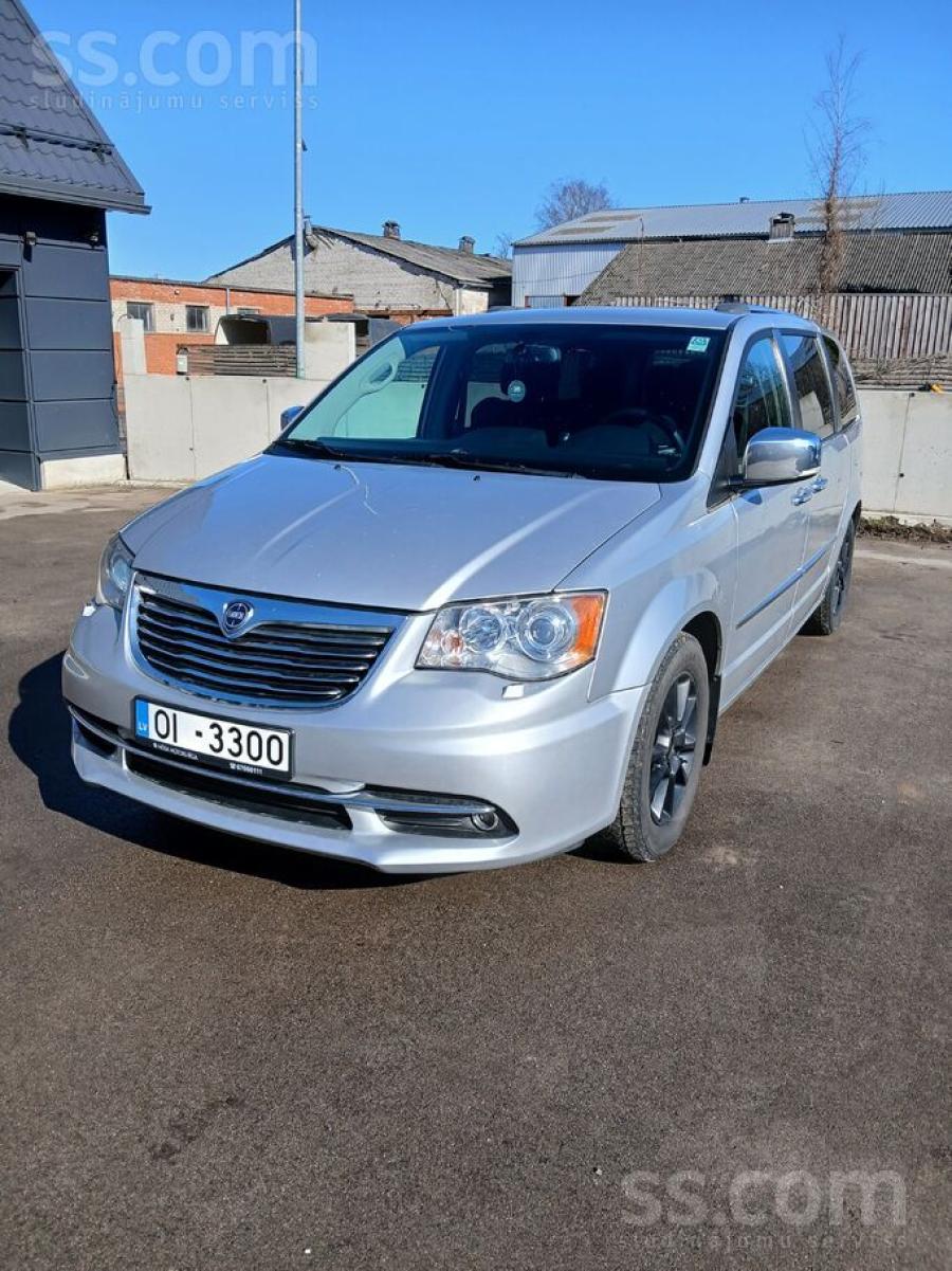 Pelēks Lancia Voyager 2013 Rīga, ar dzinēja tilpumu 2.80 L un nobraukumu 364 tūkst. km par 4600 €, foto 1 vietnē AUTOMOTO.COM.LV