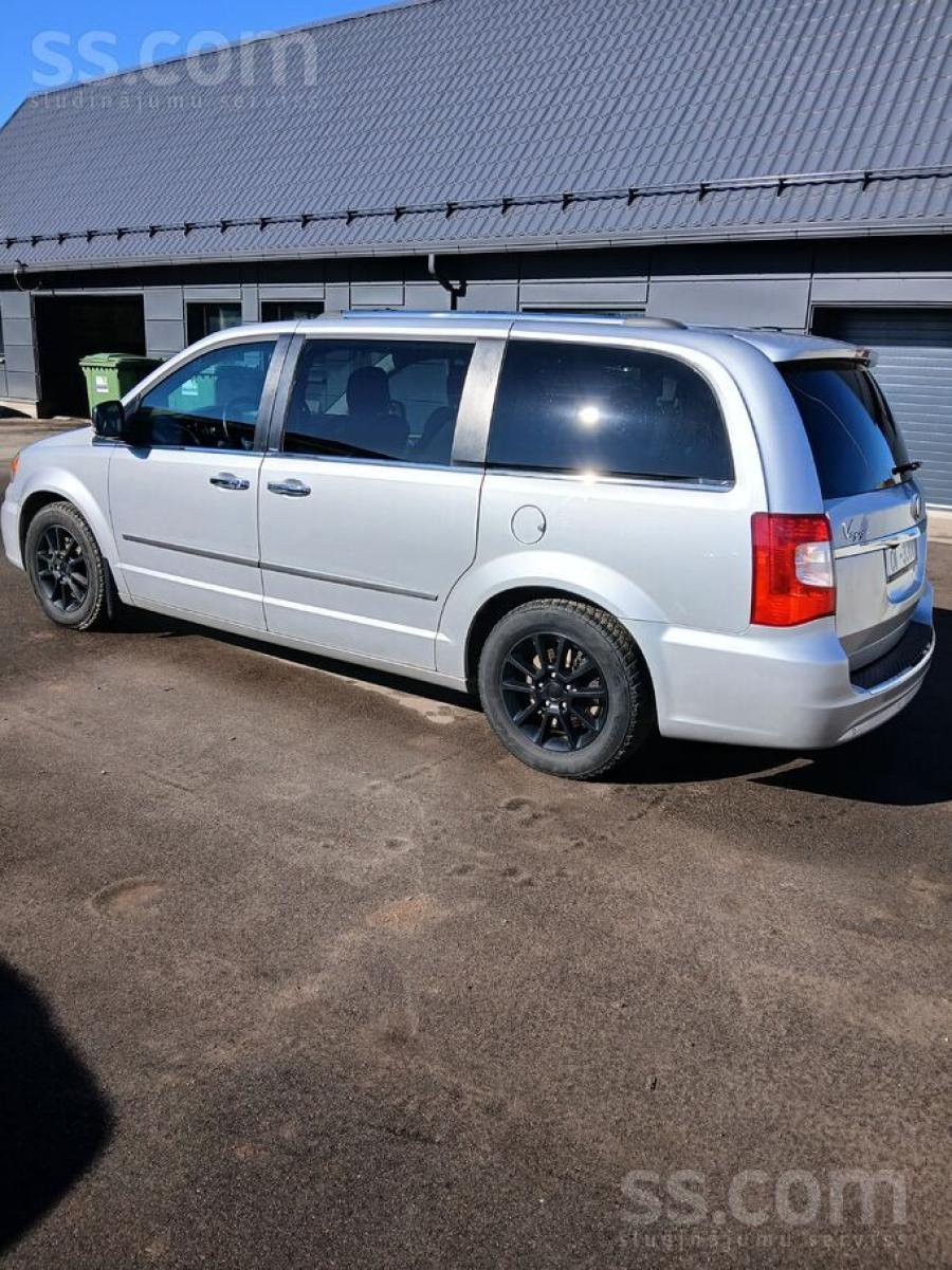 Pelēks Lancia Voyager 2013 Rīga, ar dzinēja tilpumu 2.80 L un nobraukumu 364 tūkst. km par 4600 €, foto 3 vietnē AUTOMOTO.COM.LV