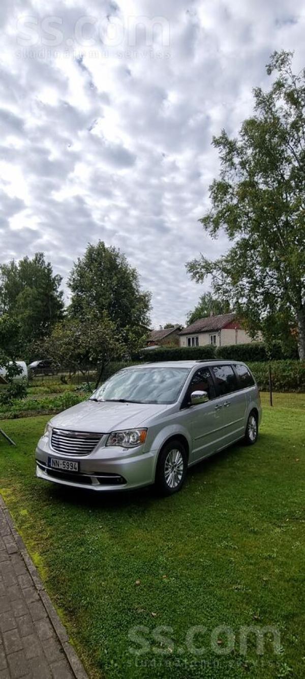 Grey Lancia Voyager 2013 in Valmiera, with an engine capacity of 2.80 L and mileage of 311 thousand km for 7250 €, photo 1 on AUTOMOTO.COM.LV