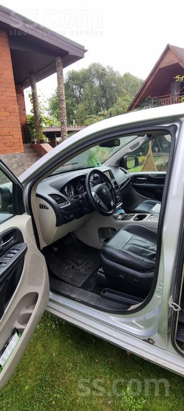 Grey Lancia Voyager 2013 in Valmiera, with an engine capacity of 2.80 L and mileage of 311 thousand km for 7250 €, photo 3 on AUTOMOTO.COM.LV