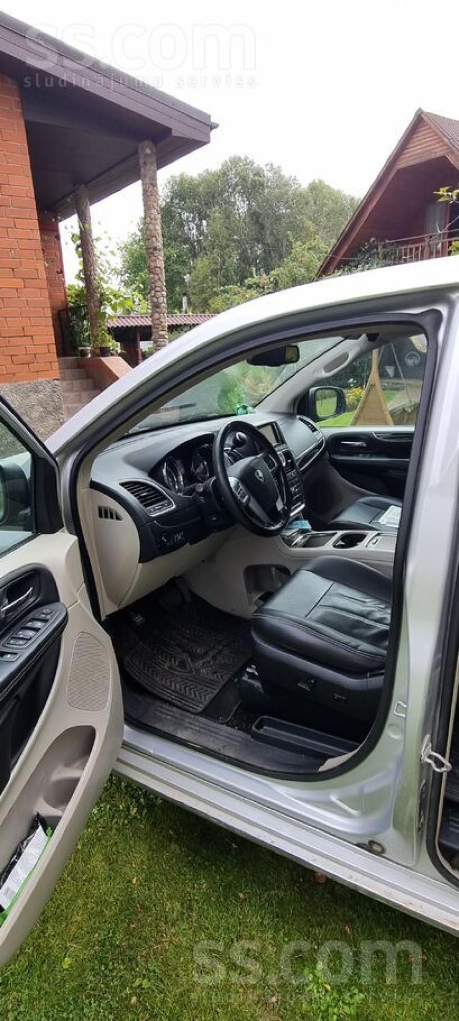 Grey Lancia Voyager 2013 in Valmiera, with an engine capacity of 2.80 L and mileage of 311 thousand km for 7250 €, photo 3 on AUTOMOTO.COM.LV