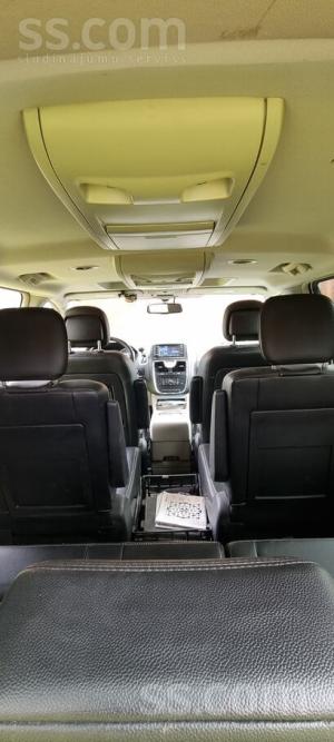 Grey Lancia Voyager 2013 in Valmiera, with an engine capacity of 2.80 L and mileage of 311 thousand km for 7250 €, photo 4 on AUTOMOTO.COM.LV