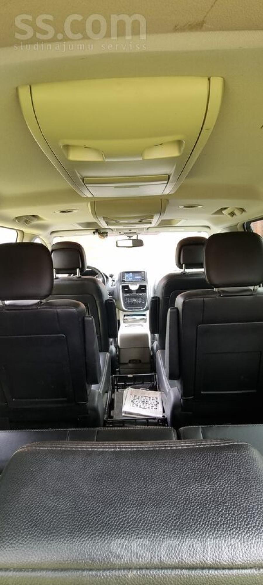 Grey Lancia Voyager 2013 in Valmiera, with an engine capacity of 2.80 L and mileage of 311 thousand km for 7250 €, photo 4 on AUTOMOTO.COM.LV