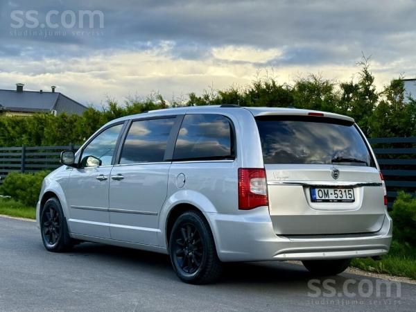 Pelēks Lancia Voyager 2013 Rīga, ar dzinēja tilpumu 2.80 L un nobraukumu 355 tūkst. km par 4950 €, foto 8 vietnē AUTOMOTO.COM.LV
