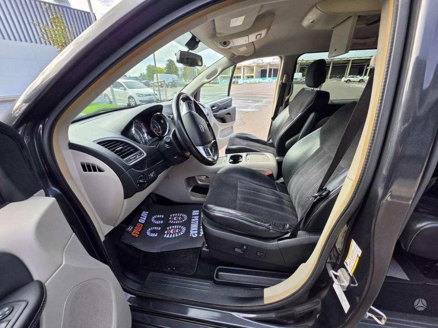 Pelēks Lancia Voyager 2013 Kauņa, ar dzinēja tilpumu 2.80 L un nobraukumu 241 tūkst. km par 5550 €, foto 3 vietnē AUTOMOTO.COM.LV