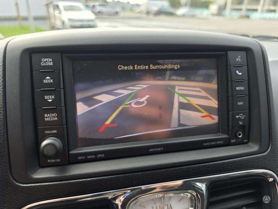 Pelēks Lancia Voyager 2013 Kauņa, ar dzinēja tilpumu 2.80 L un nobraukumu 241 tūkst. km par 5550 €, foto 4 vietnē AUTOMOTO.COM.LV
