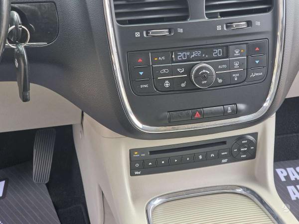 Lancia Voyager 2013 in Kaunas on AUTOMOTO.COM.LV Grey Lancia Voyager 2013 in Kaunas, with an engine capacity of 2.80 L and mileage of 241 thousand km for 5550 €, photo 8 on AUTOMOTO.COM.LV